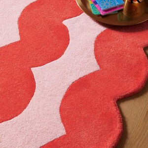 Pink & Red Wave Hand-tufted Wool Rug – Sculpted Scallop Edge Designer ...
