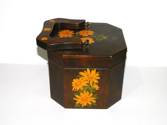 1974 Wood Purse Yellow Daisy Flowers Velvet Lined Top… - Gem
