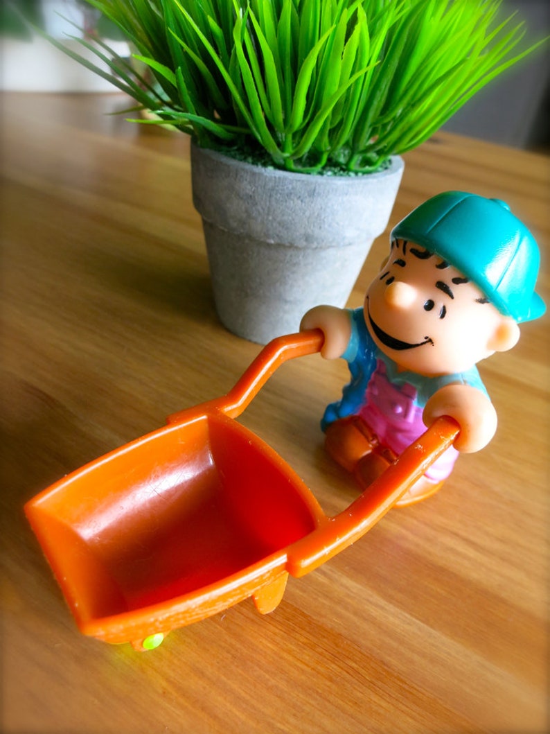 Vintage Mcdonald's Peanuts Linus Figurine With Wheelbarrow-snoopy ...