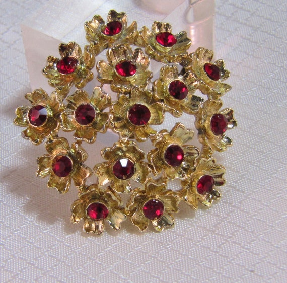 1960's Gold Flower Cluster Brooch with Red Rhinestone… - Gem