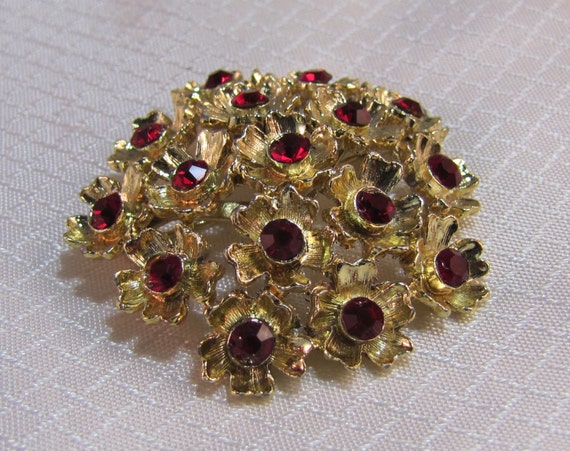 1960's Gold Flower Cluster Brooch with Red Rhinestone… - Gem