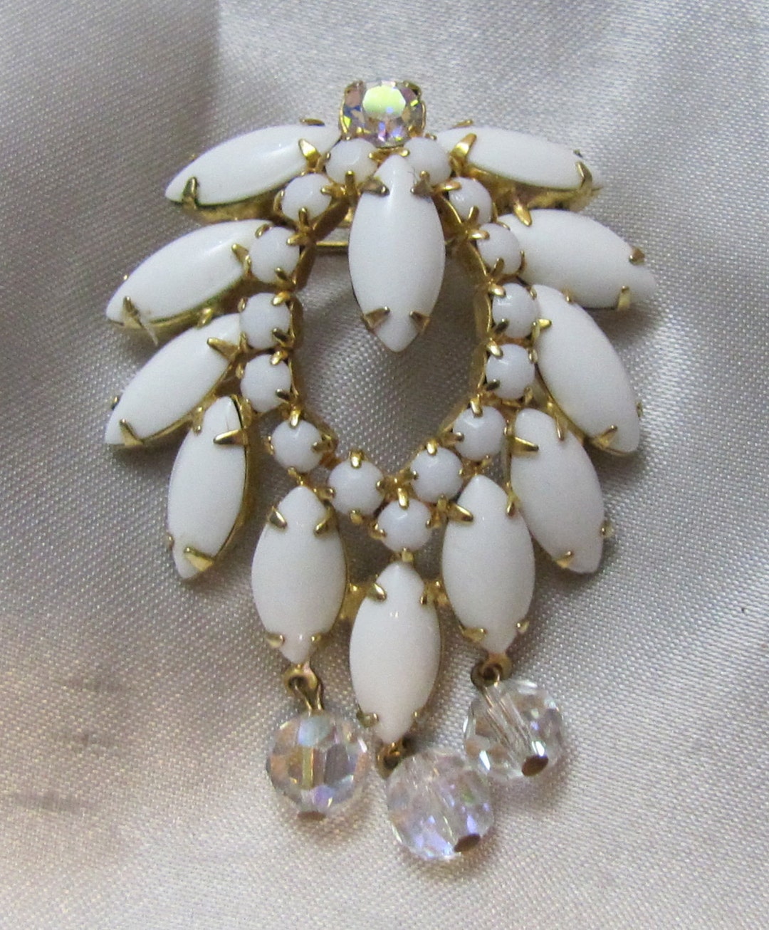 Broche vintage des années 60 en verre blanc et cristal Borealis - Etsy ...