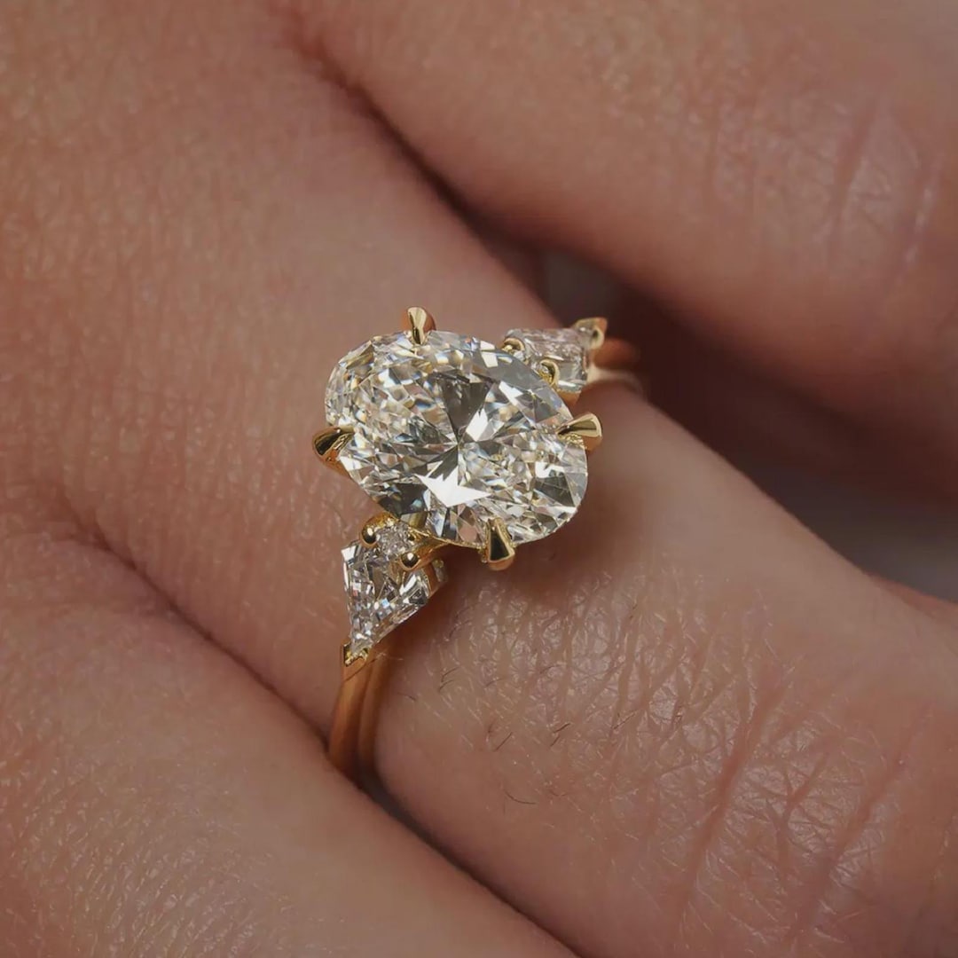 14K Gold Oval Lab Grown Diamond Engagement Ring, Kite Side Stone ...