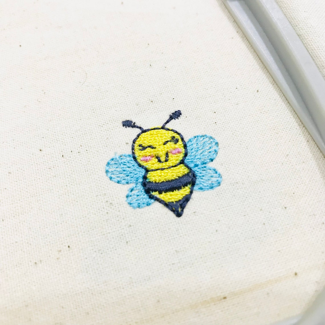 Mini Bee Embroidery Design Small Bee Machine Embroidery - Etsy