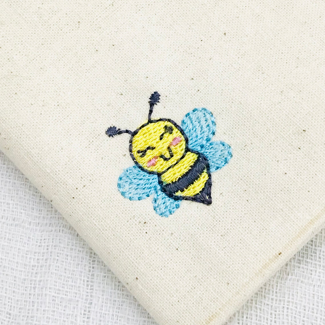 Mini Bee Embroidery Design Small Bee Machine Embroidery - Etsy