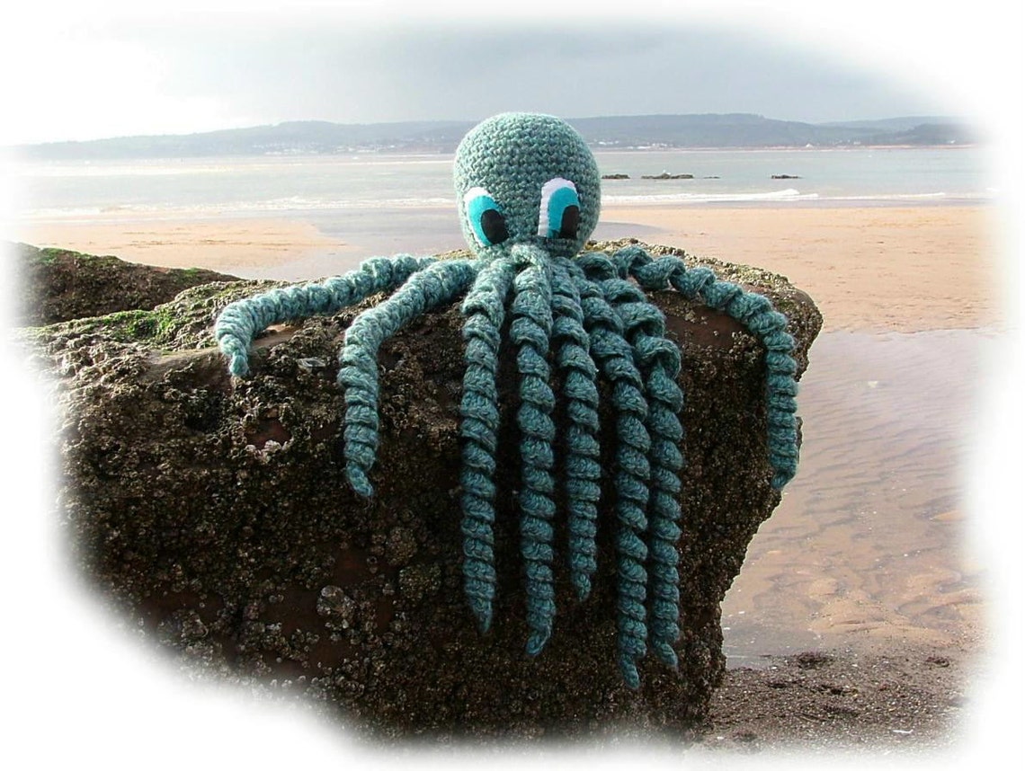 OCTAVIUS OCTOPUS Toy Crochet Pattern by Georgina Manvell - Etsy