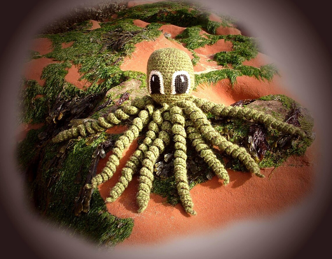 OCTAVIUS OCTOPUS Toy Crochet Pattern by Georgina Manvell - Etsy