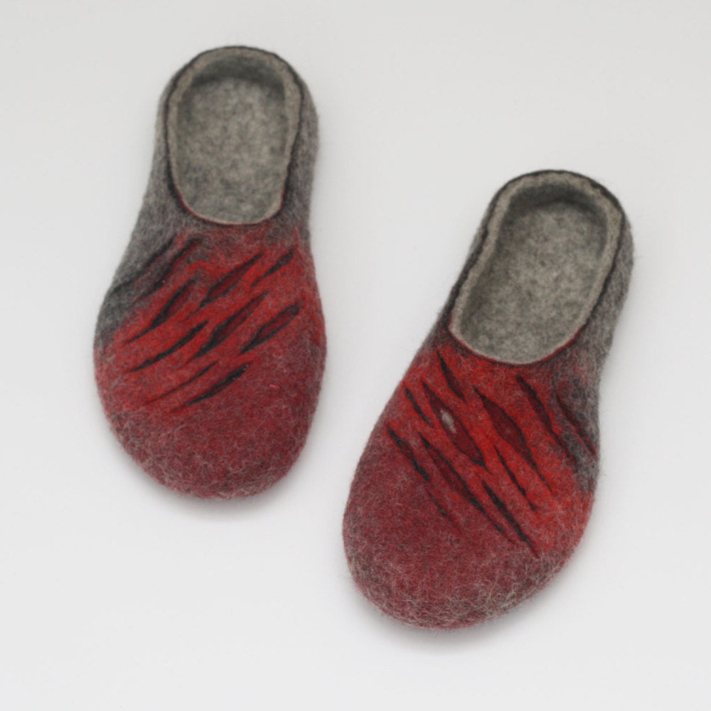 Felted slippers for women in grey and red shades barefoot | Etsy