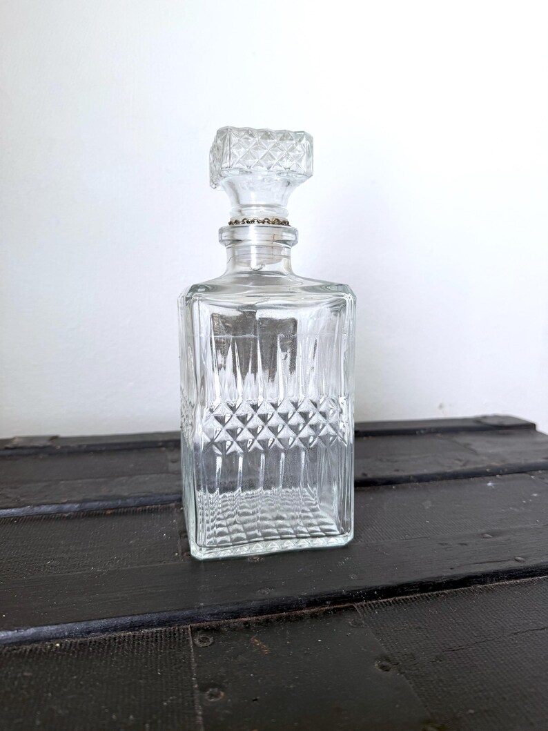 Whiskey Glass Decanter | Rye, Bourbon, Metal Badge Charm | Retro ...
