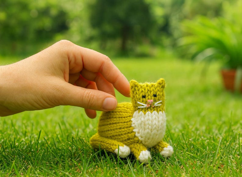 Cute Knitted Cat Pattern — Create a Tiny Masterpiece in Minutes!/tafokt ...