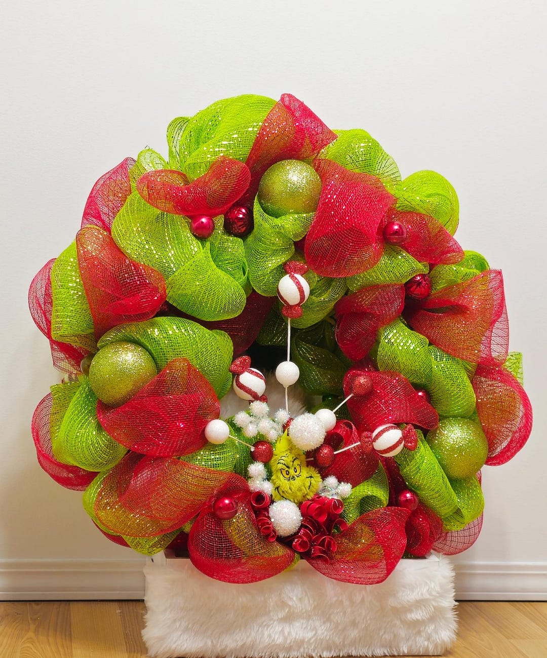 Grinchy Smirk Christmas Wreath – 18” - Etsy