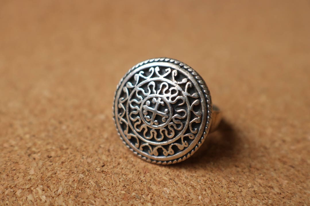 Sterling Medallion Ring / Vintage Silver Ring / Size 6 1/2 - Etsy