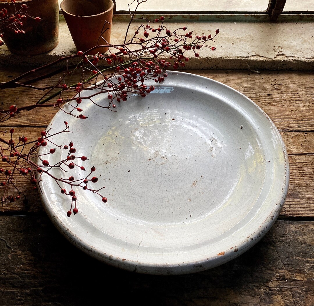 Plat ancien en faïence rustique, France. Plat de la ferme. Poterie ...