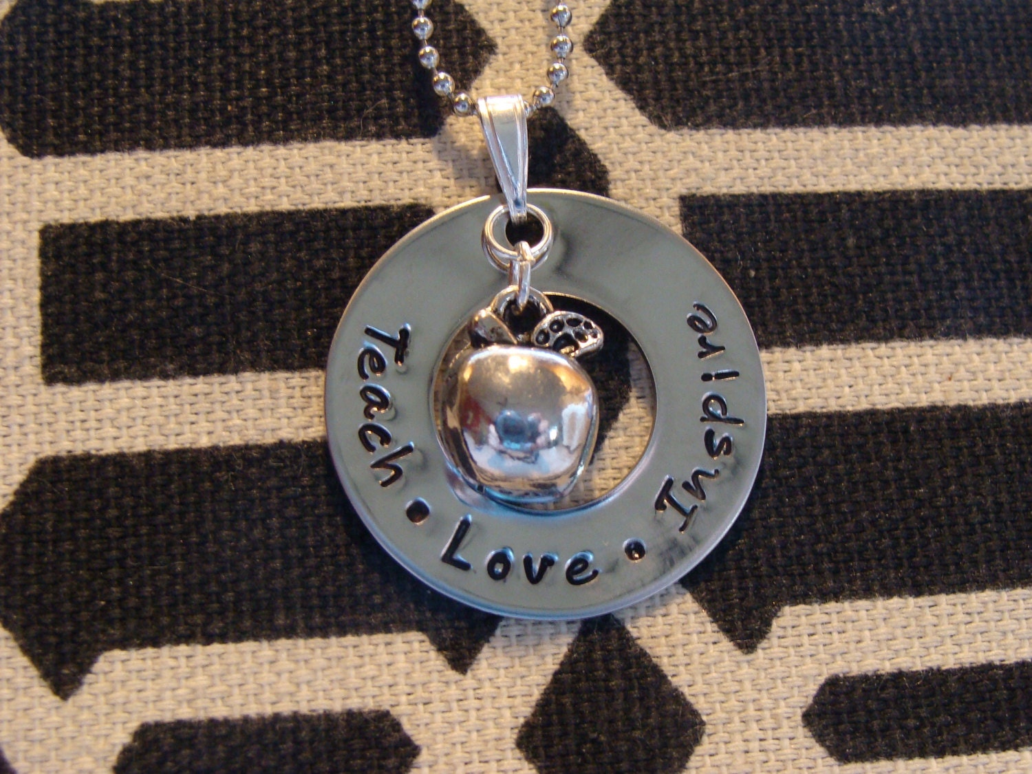 Collar TEACH LOVE INSPIRE estampado a mano en acero inoxidable con un ...