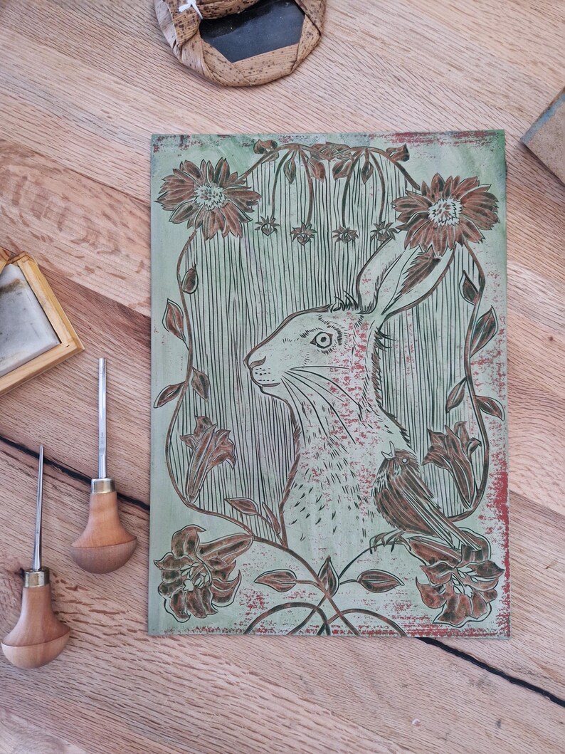 Handgedruckter Linolschnitt Eines Hasen Im Floralen Rahmen. Gedruckt ...