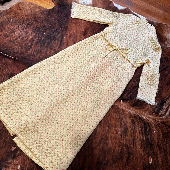 Vintage Quilted Floral Robe - 1960s House Coat - Ruff… - Gem