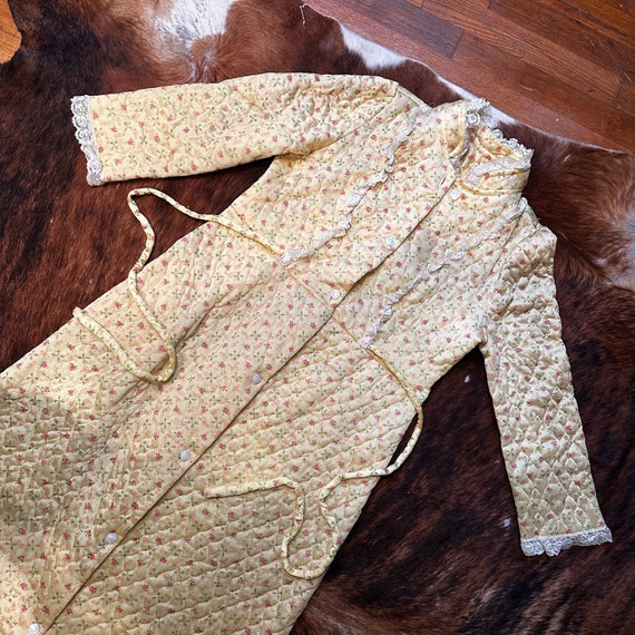 Vintage Quilted Floral Robe - 1960s House Coat - Ruff… - Gem
