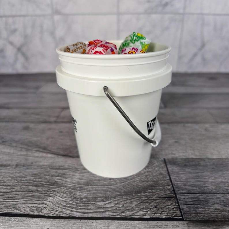 White Mini Bucket Candy Gift Set – Peppermint & Lollipops Party Favor ...