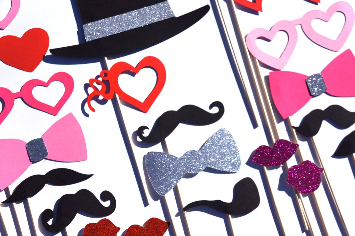 Valentines Day Photo Booth Prop Set With GLITTER - 21 Pieces on a Stick ...