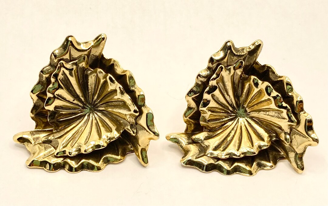 HUGE Vintage 70’s GOLDEN TRILLIUM Flower Floral Gold Tone Clip Earrings ...