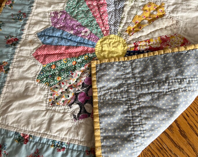 Dresden Plate Small Quilt - Etsy