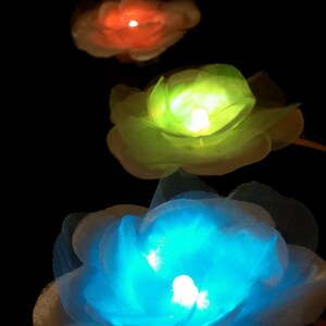LED Flower Party Favor 50: Birthday Pins Lightup Flower Rainbow Glow in ...