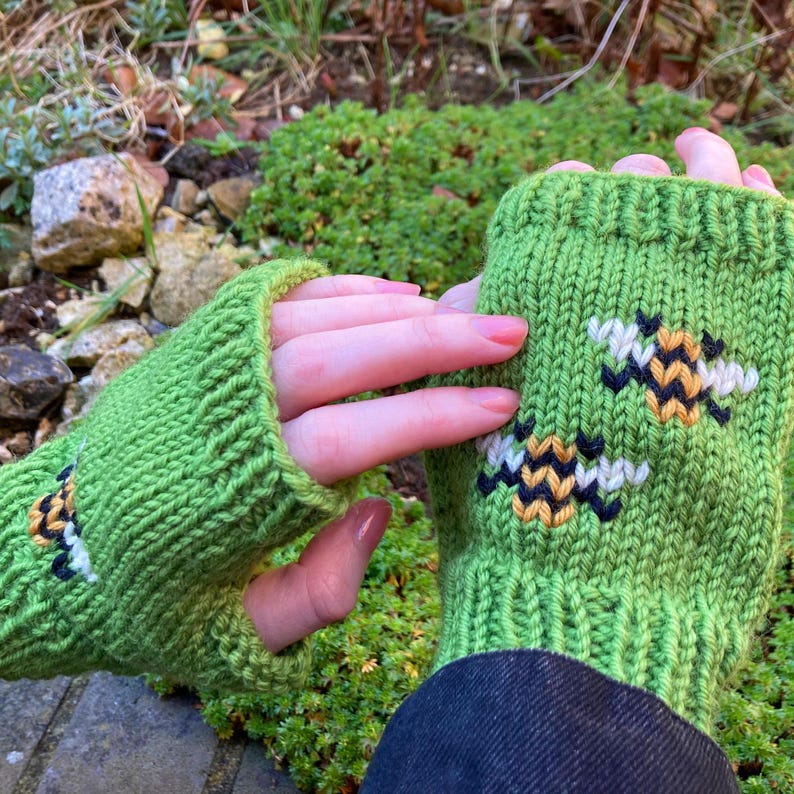 Honey Bee Mittens KNITTING PATTERN, Fingerless Mittens to Fit Children ...