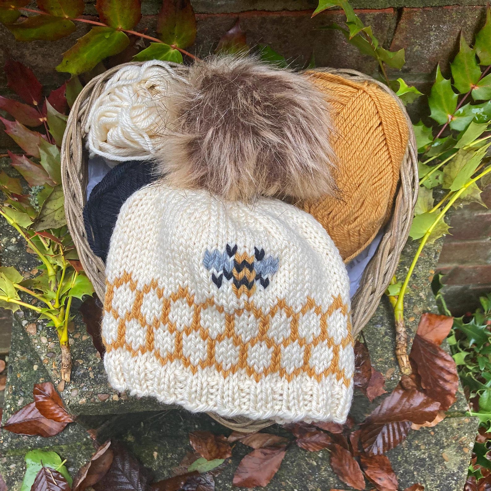 HAT KNITTING PATTERN Featuring Honeycomb and Bees, Baby to Adult Sizes ...