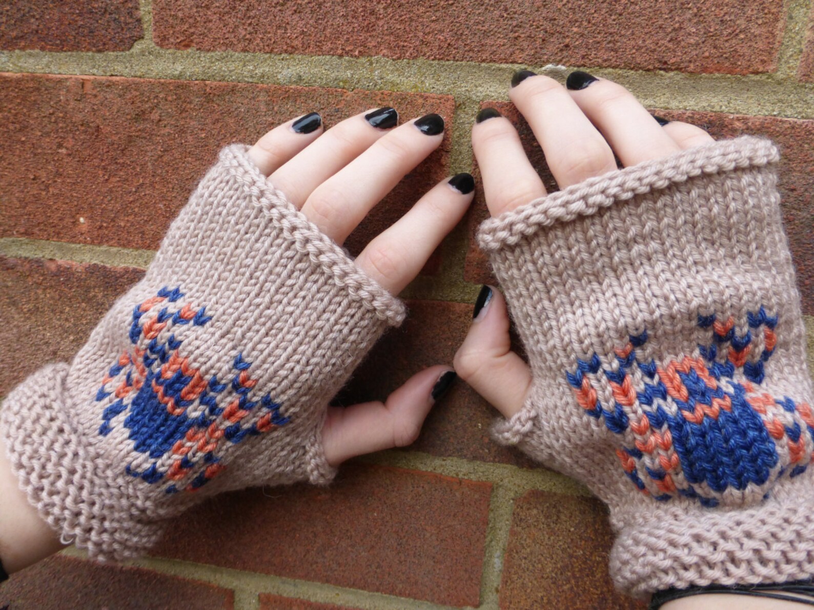 KNITTING PATTERN in PDF, Spooky Spider Fingerless Mitts for Halloween ...