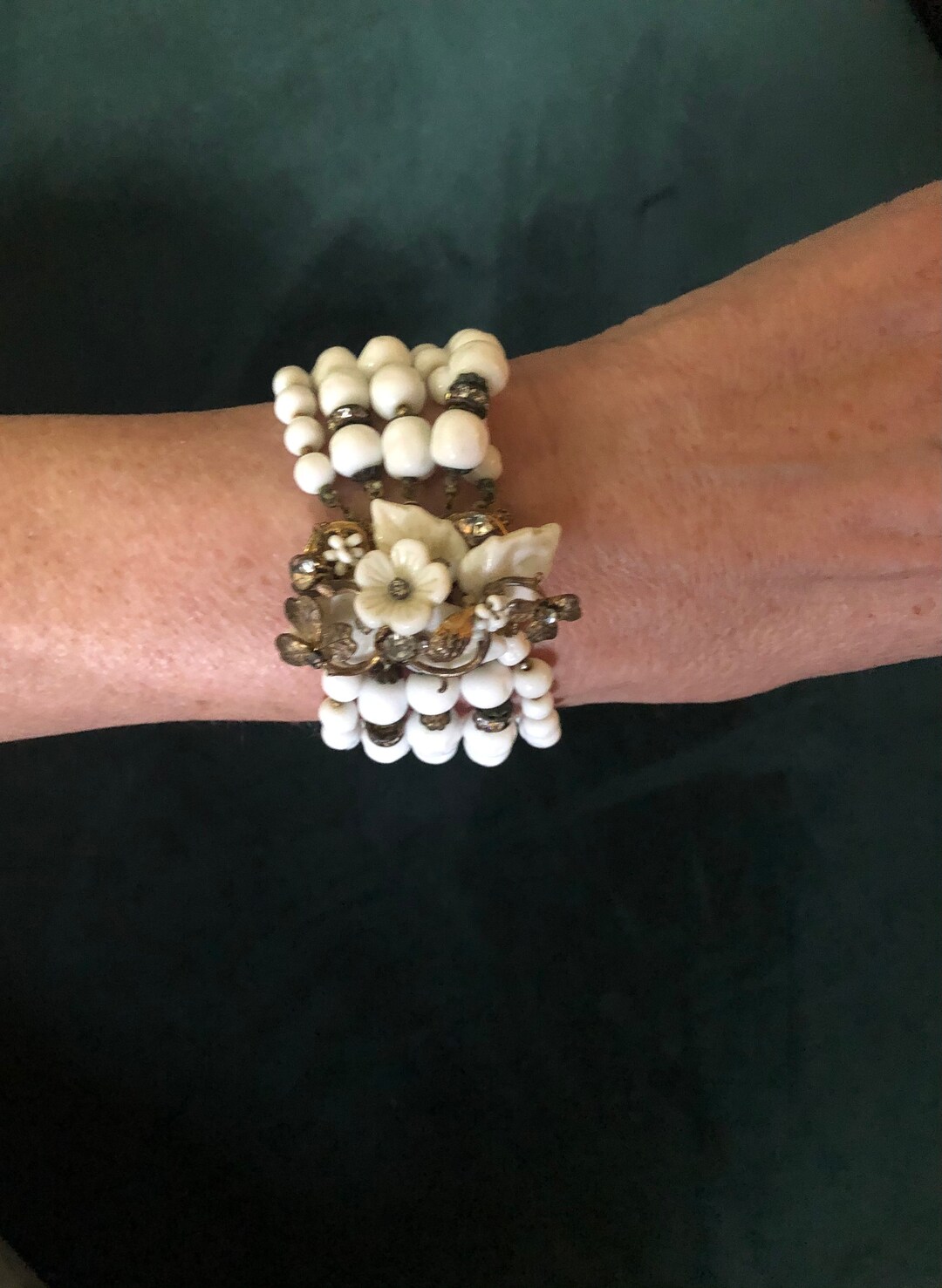 Signé vintage DE MARIO 5 Strand White Beaded BRACELET avec Fermoir ...
