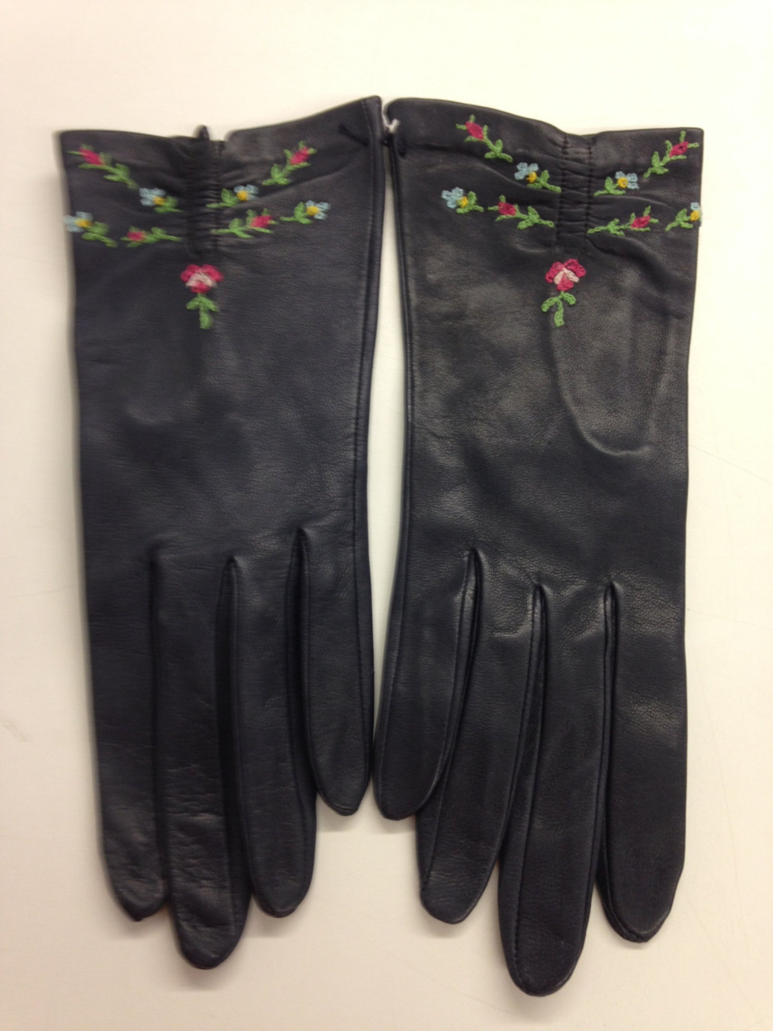 VINTAGE Black LEATHER Rose Bud Embroidered GLOVES - Etsy
