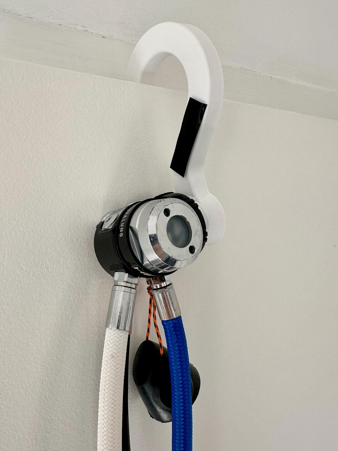 3D Printed DIN 5/8 Diving Regulator Hanger With Customisable Wall ...