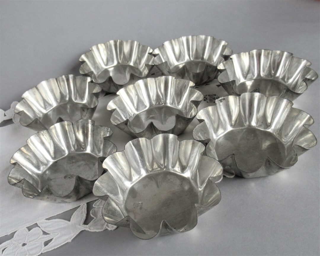Vintage Baking Mold Set of 8 Baking Cups Cake Tins Jello Mold Cupcake ...