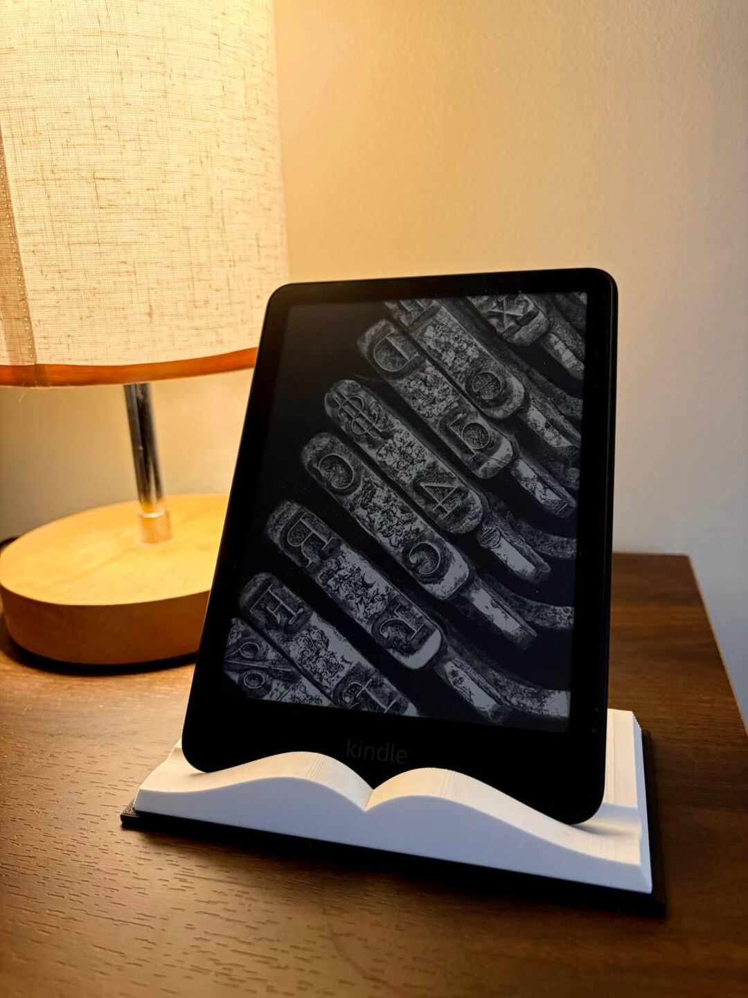 Open-book Kindle Stand| E-reader Holder | Reading Nook Decor | Hands ...