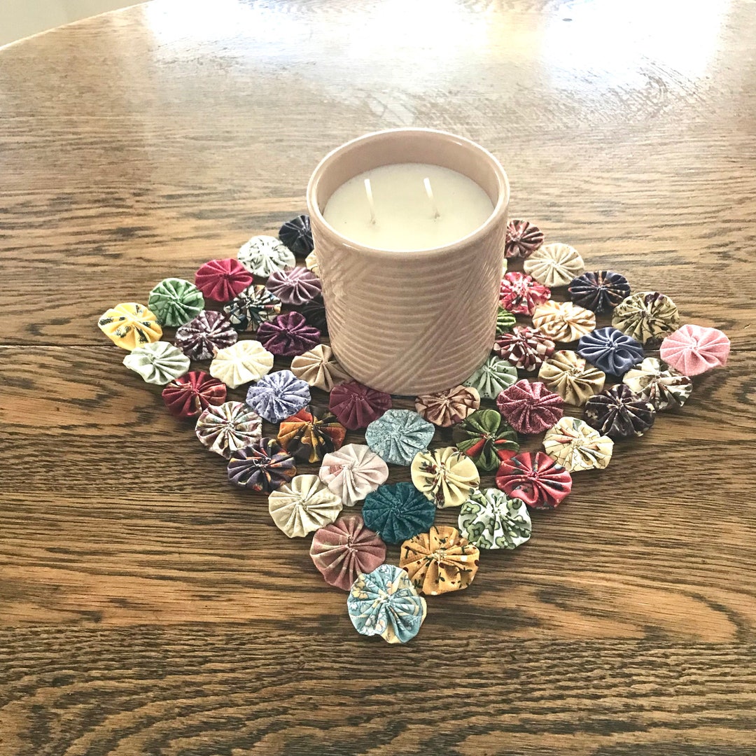 Shades of Country, Farm House, Calico, Quilted Yo Yo Table Square, Mat ...