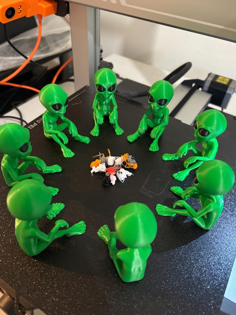 3D Printed Green Alien Figure – Sci-fi Desk Decor - Etsy