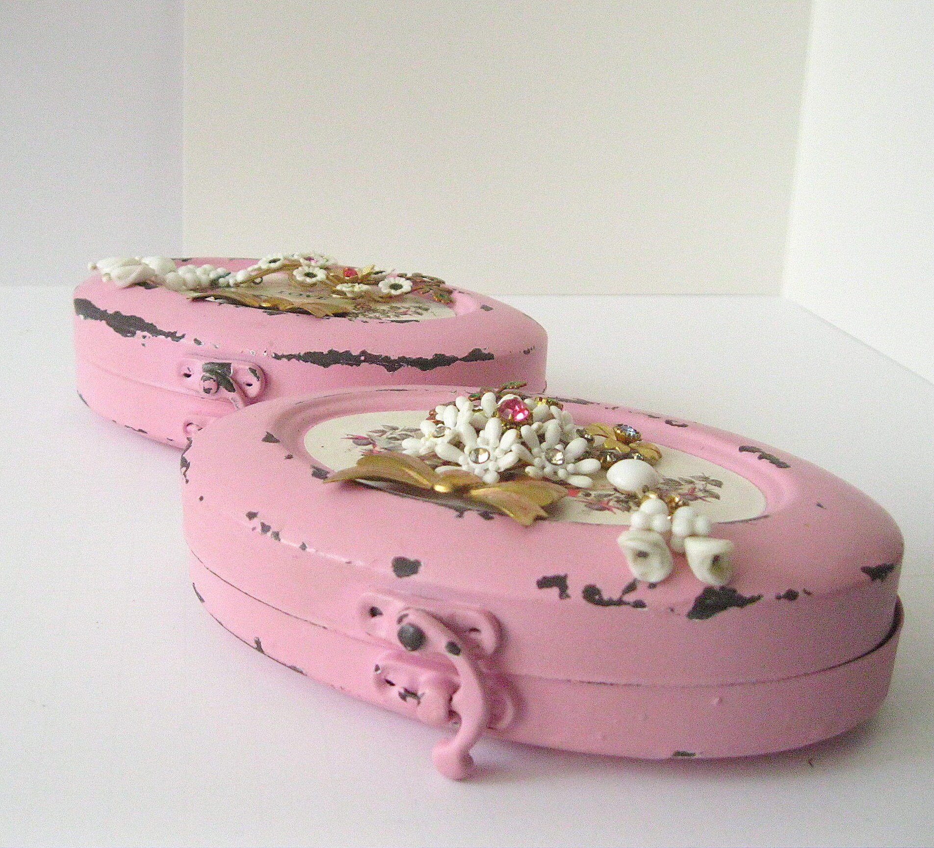 Pink metal trinket box oval with vintage flowers Shabby Chic | Etsy