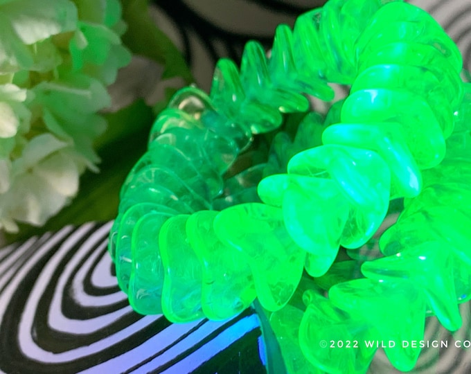 UV Reactive Flower Beads Blue Glass Bell Flower Beads 25pc 3 Petal ...