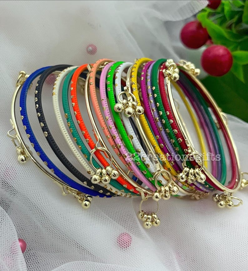 Gouden meerkleurige Ghungroo-armbanden, Indiase churi-set in Kasjmier ...