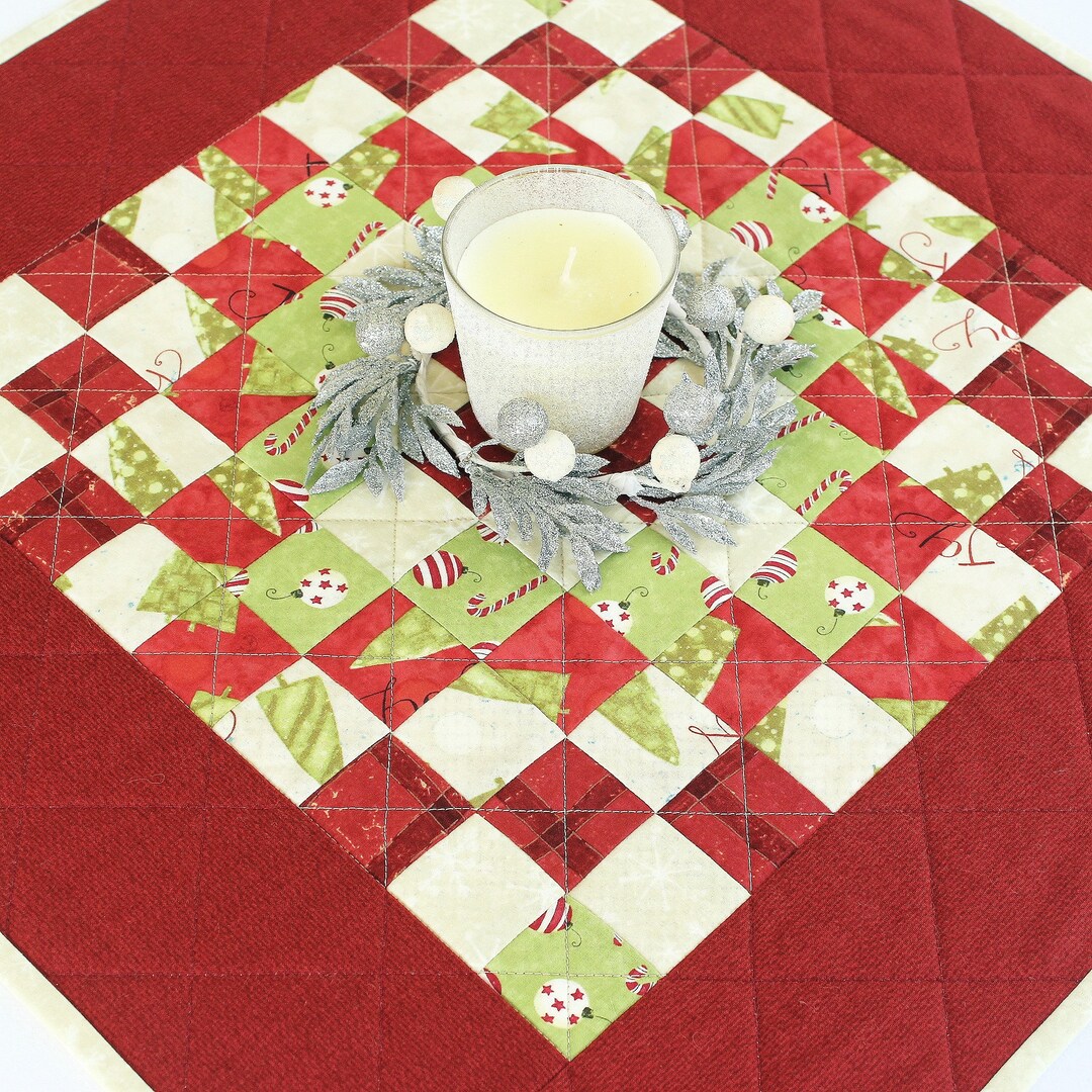 Quilted Christmas Table Topper: Patchwork Holiday Quilt (21"x21") - Etsy