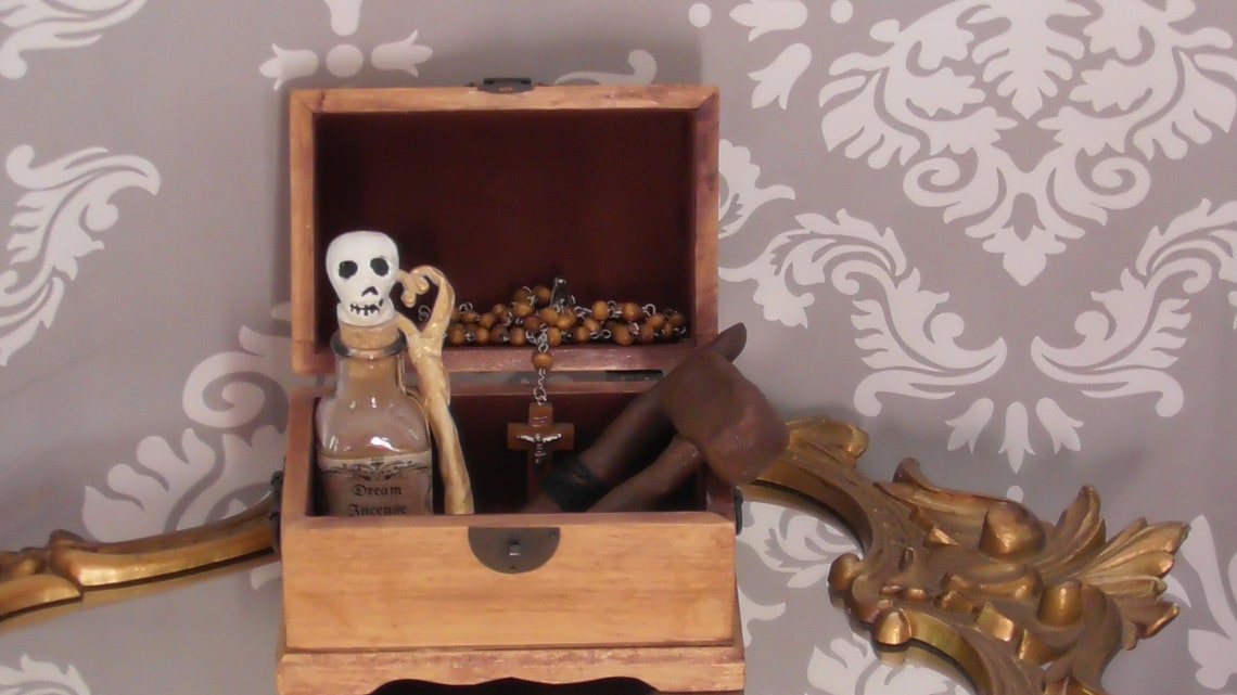 Vampire Hunting Kit Vampire Slayer Hunter With Stake Mallet Holy Rosary ...