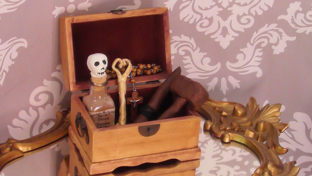 Vampire Hunting Kit Vampire Slayer Hunter With Stake Mallet Holy Rosary ...