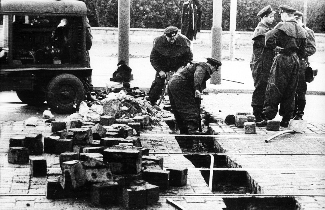 Berlin Wall Goes up – August 1961 Photo Bundle (5 Images) - Etsy