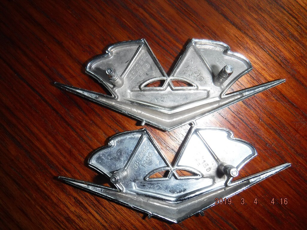 Corvetter Emblems 1963-1966 Corvette Front Fender Emblem GM # 3872930 ...
