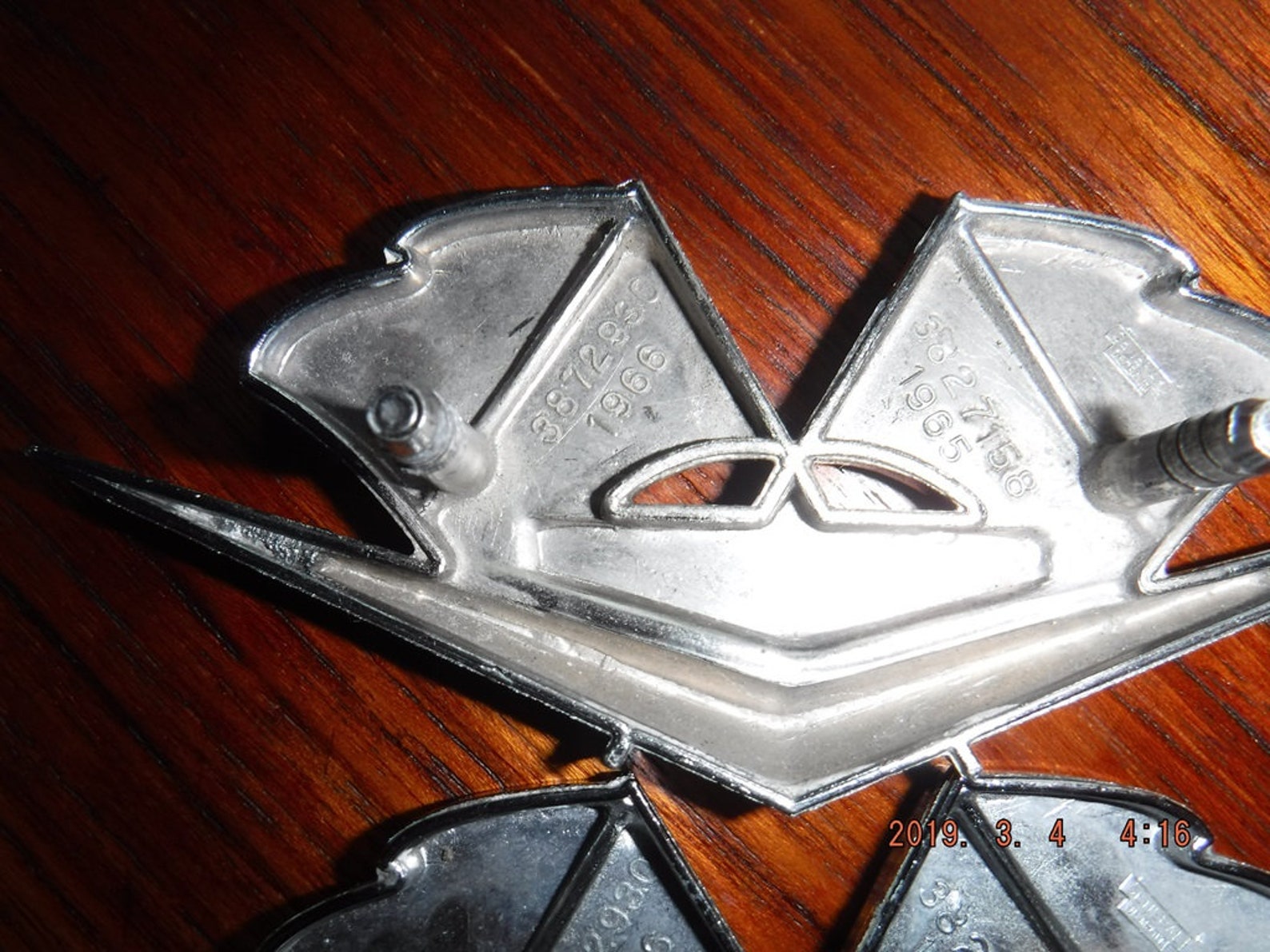 Corvetter Emblems 1963-1966 Corvette Front Fender Emblem GM # 3872930 ...