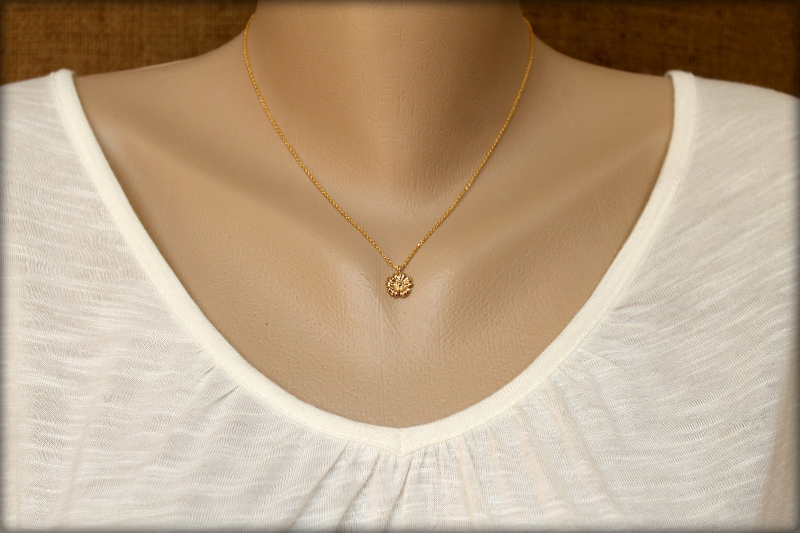 Simple Daisy Necklace, Available in Silver and Gold - Etsy