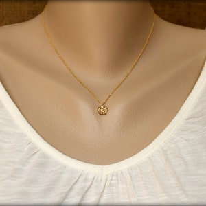 Simple Daisy Necklace, Available in Silver and Gold - Etsy