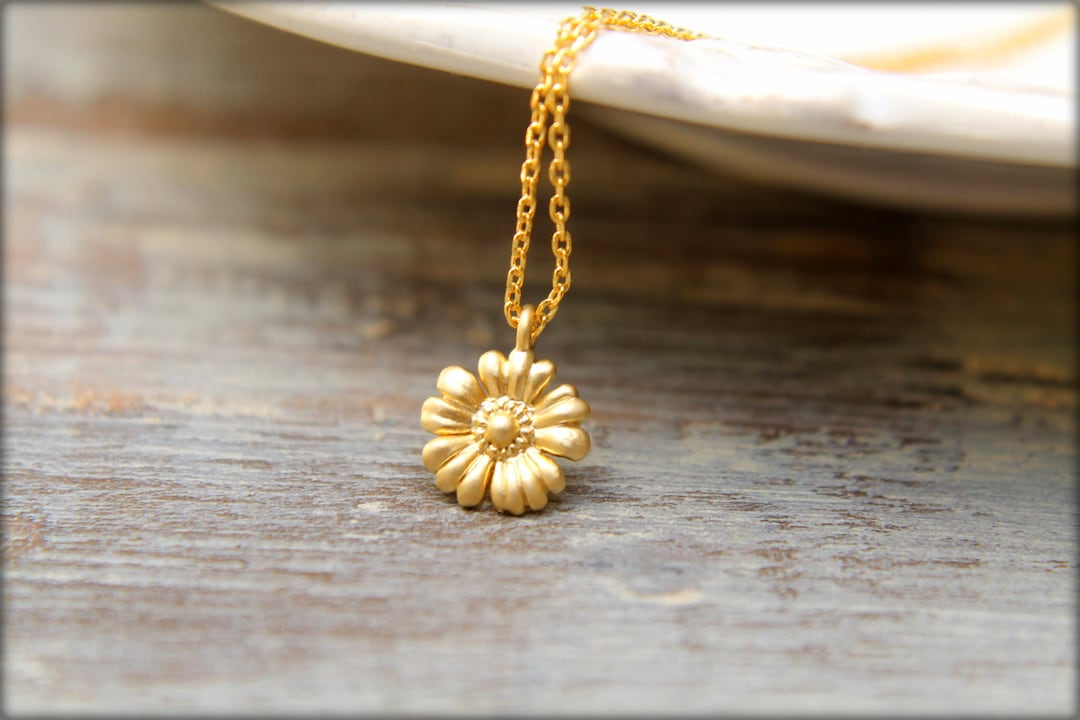 Simple Daisy Necklace, Available in Silver and Gold - Etsy