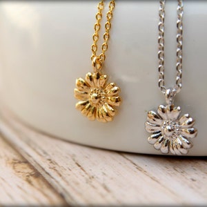 Simple Daisy Necklace, Available in Silver and Gold - Etsy