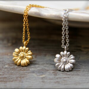 Simple Daisy Necklace, Available in Silver and Gold - Etsy